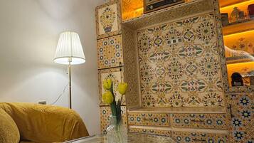 Suíte luxo, 1 quarto, para não fumantes, vista para o pátio | 4 quartos, individualmente decorados, individualmente mobiliados