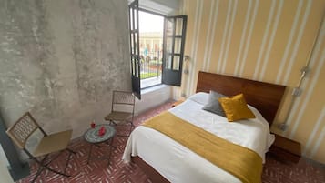 Deluxe Room, Balcony, City View | Com decoração personalizada, com mobília individualizada, secretária