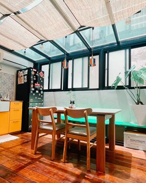 Casa conforto | Cozinha privada | Geladeira, cooktop, máquina de café expresso, chaleira elétrica