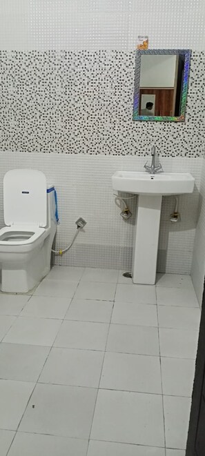 Um polibã, um chuveiro fixo, artigos de higiene pessoal grátis