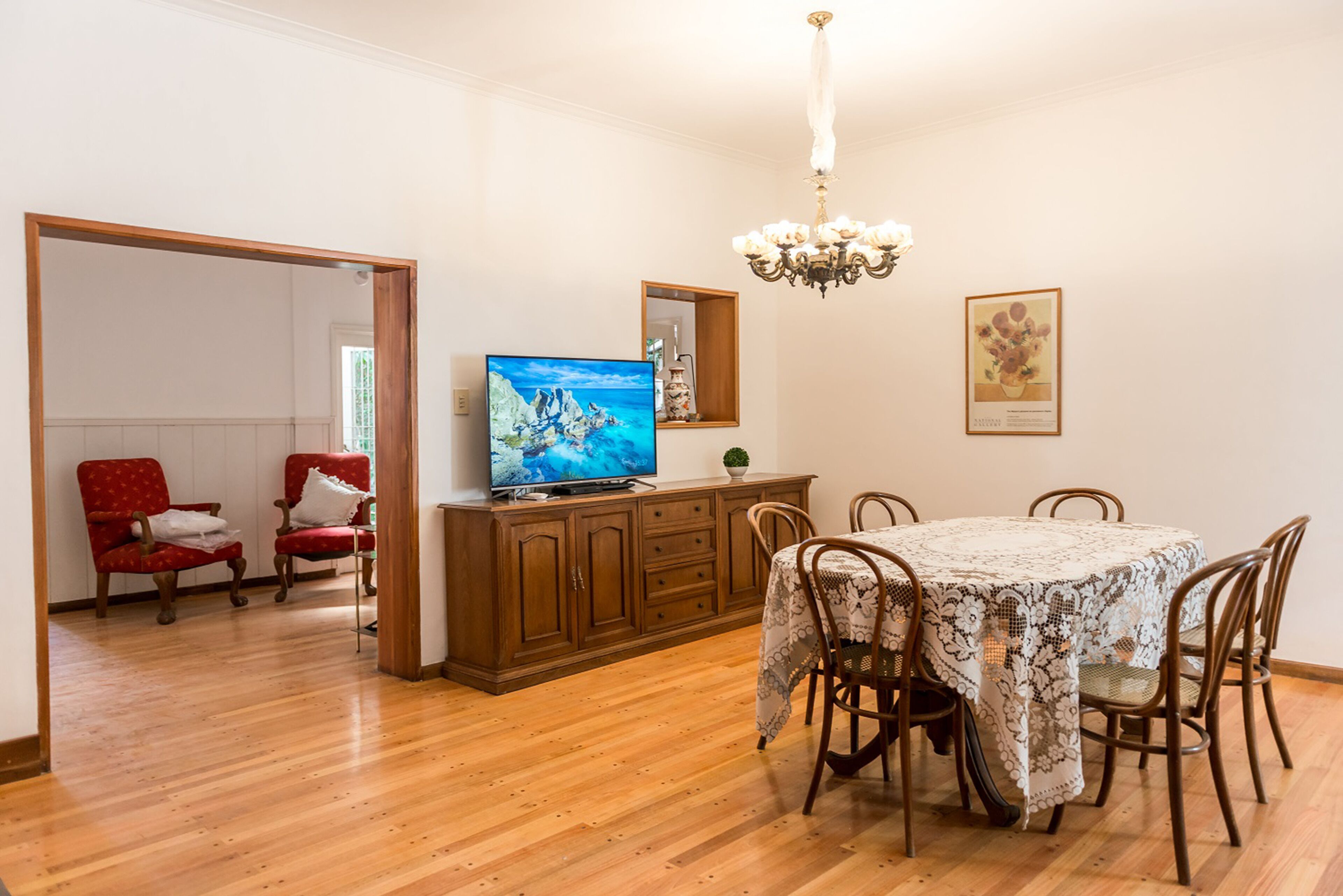 Casa | Área de estar | Smart TV 40 polegadas com canais a cabo, Netflix, serviços de streaming