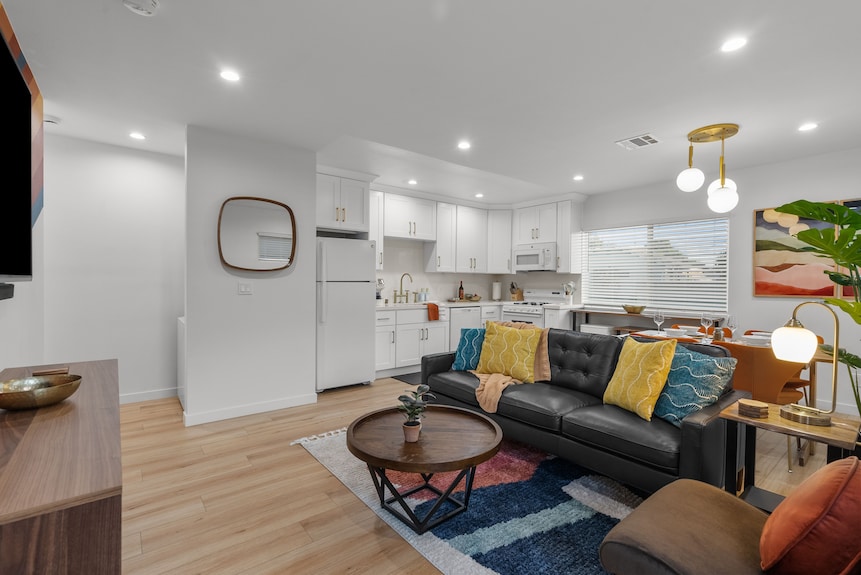 Beautiful New Guesthouse Near Csun, Providence Holy Cross-private Parking\/patio - Los Angeles, CA