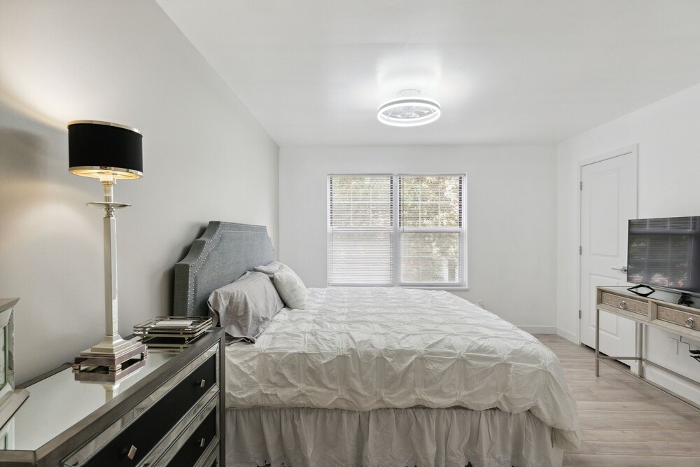 Deluxe renovated condo conveniently located. 30 DAY MININUM - Lake St ...