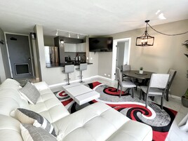 Apartamento em Condomínio Fechado | Sala de estar | Televisor de ecrã plano de 40 polegadas com canais por cabo, Netflix