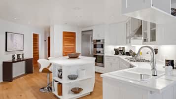 Apartamento em Condomínio Fechado, 2 quartos | Cozinha privada | Um frigorífico, um forno, uma cafeteira/bule, uma torradeira