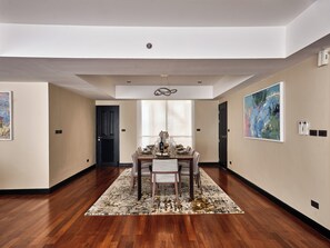 Suíte estúdio luxo, 3 quartos | Sala de jantar