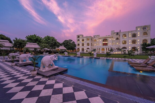 R Chandras Palace - Chomu