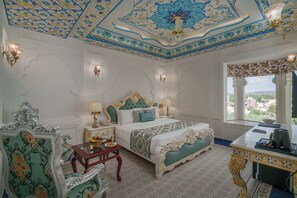 Quarto premium | Cofres nos quartos, Wi-Fi de cortesia, roupa de cama