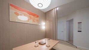 Casa de banho moderna com toucador de madeira, uma grande pintura abstrata e um candeeiro de teto.