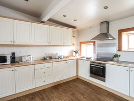 Geladeira, lava-louças, chaleira elétrica, torradeira