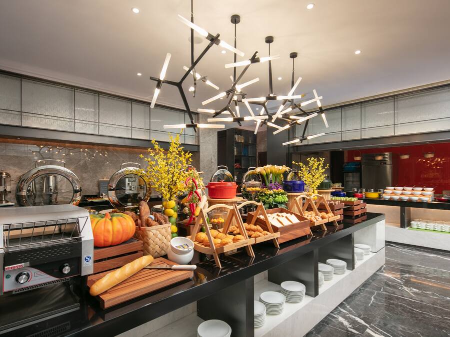 Café da manhã com buffet grátis todos os dias