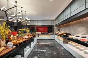 Café da manhã com buffet grátis todos os dias