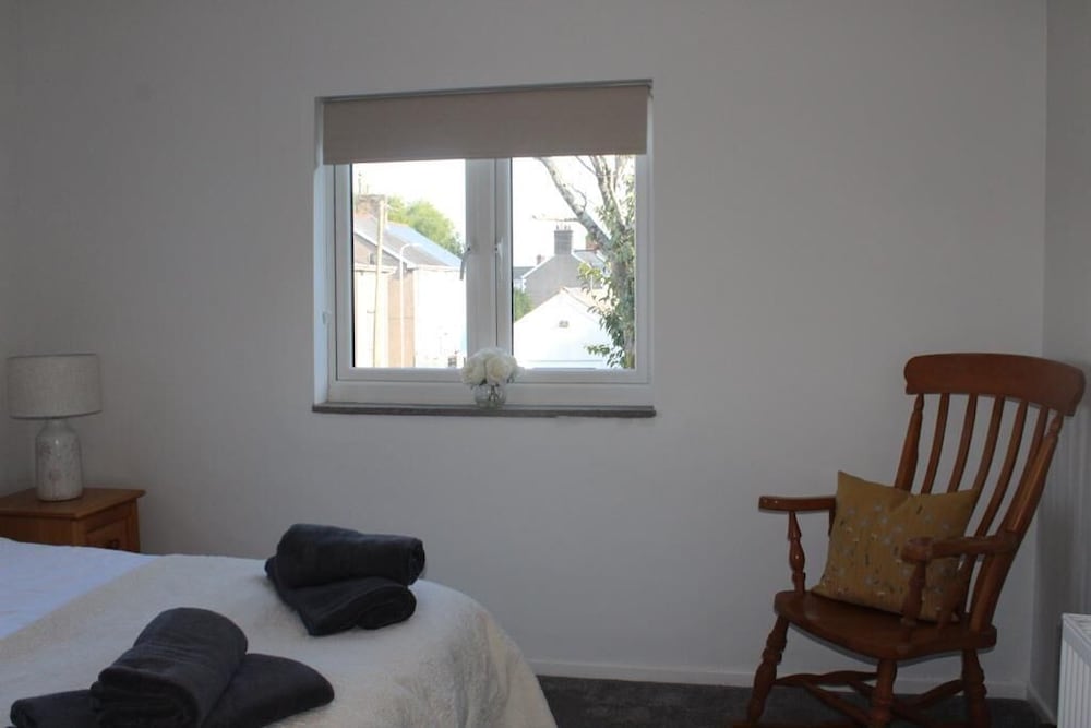 Cartref,1860's Family Home
Overlooks Bridgend, Newcastle Castle, Pet Friendly. - Bridgend