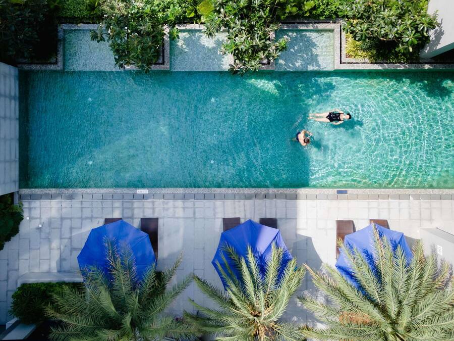 Piscina externa, funciona das 6h às 20h, guarda-sóis
