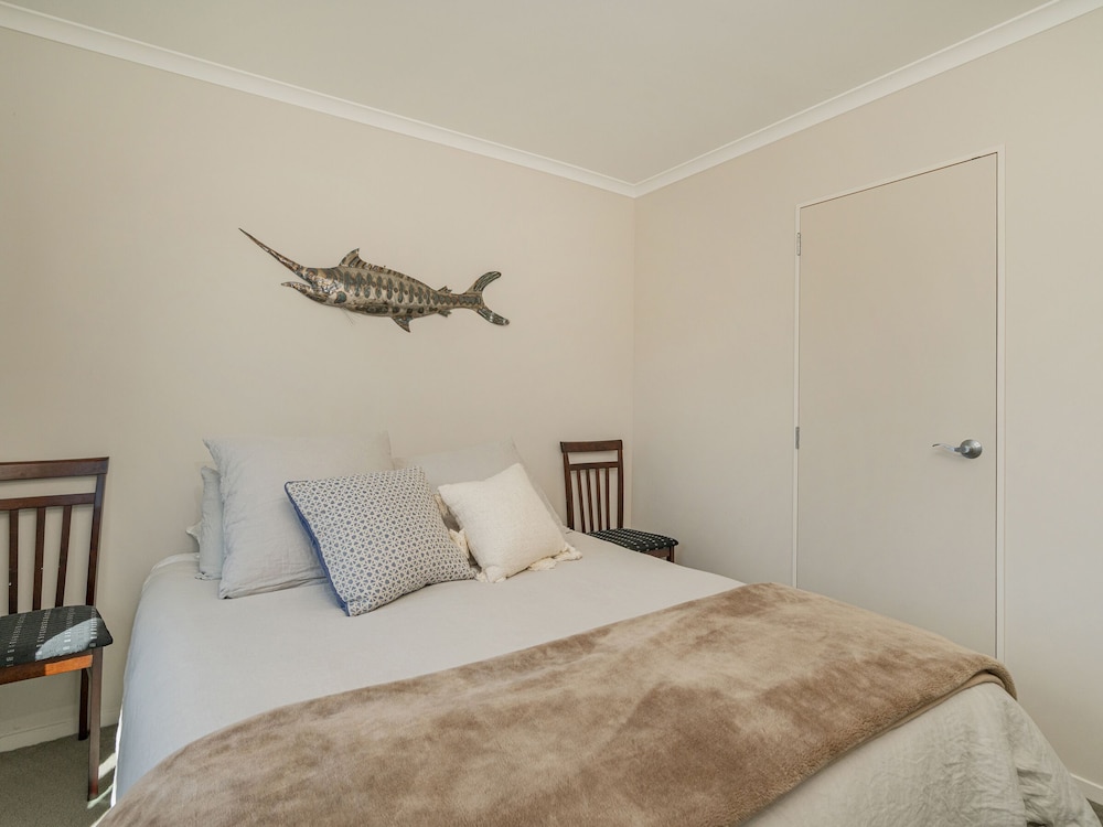 Hawk Hill Getaway - Cooks Beach Holiday Home - Hahei
