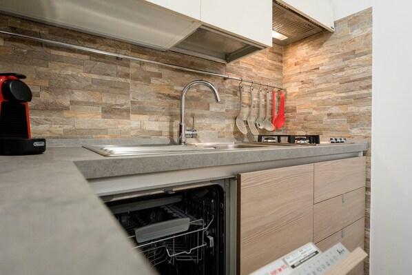 Estúdio Comfort | Cozinha privada | Um frigorífico/congelador grande, um micro-ondas, uma placa de cozinha 