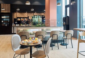 Pequeno-almoço tipo buffet diário mediante uma taxa 