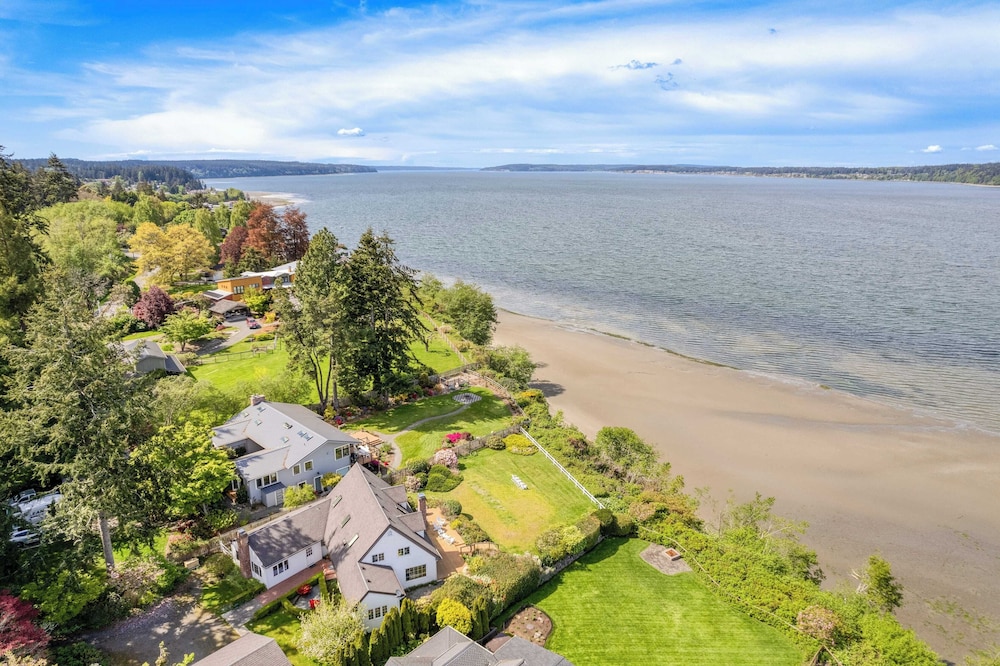 Colonial Bluff House Above The Sea By Avantstay - Langley