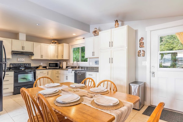 Wolf Beach Cottage By Avantstay Harbor Views - Whidbey Island, WA