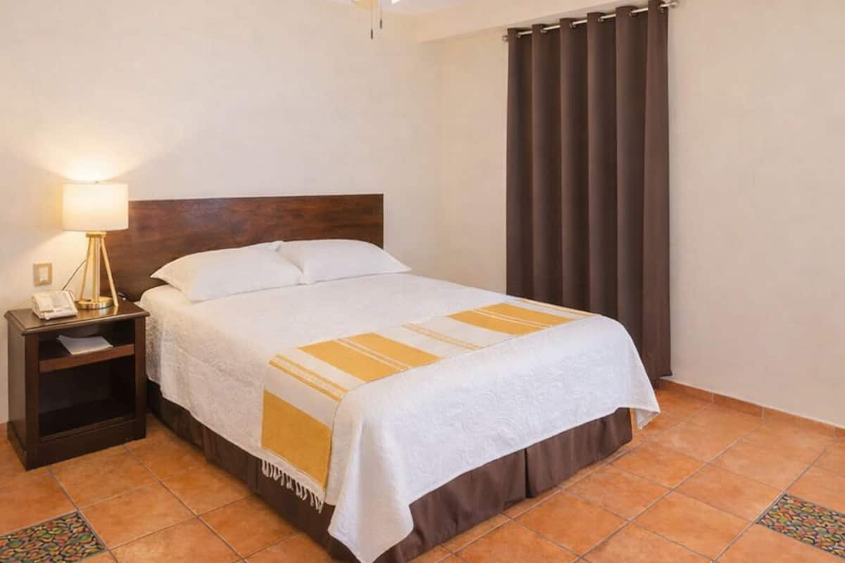 Quarto Básico | Roupa de alta qualidade, edredões de penas, com decoração personalizada