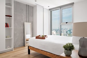 Apartamento Superior, 1 quarto | Cofre no quarto, com decoração personalizada 