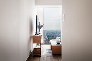 Apartamento Superior, 1 quarto | Sala | Smart TV de 50 polegadas com canais digitais 