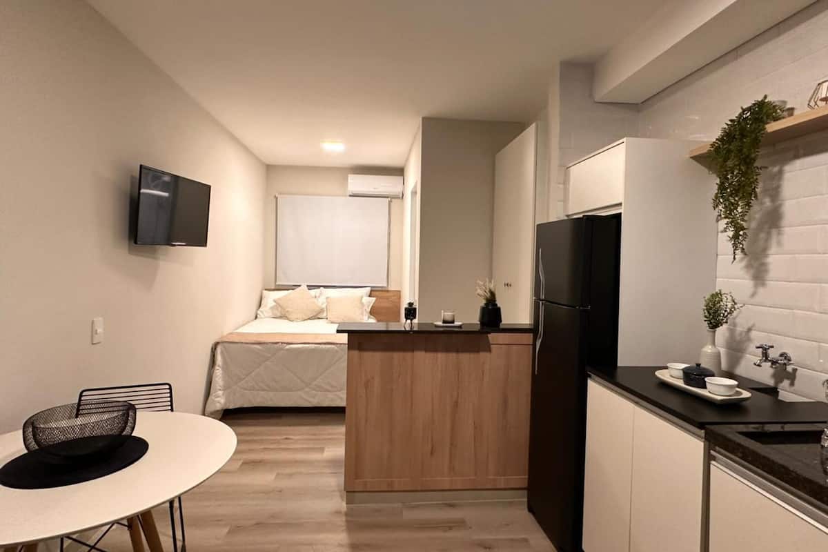 Studio Standard | 1 quarto, secretária, secretária adequada para computadores portáteis