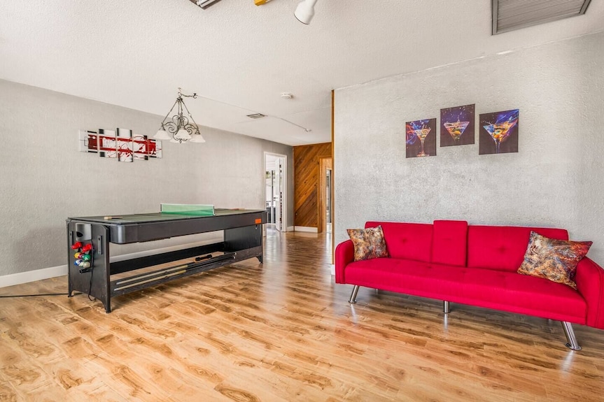 Superhost! Heated Pool With Overflow Spa 4br Cathedral Ceilings Master Suite - Pinellas Park, FL