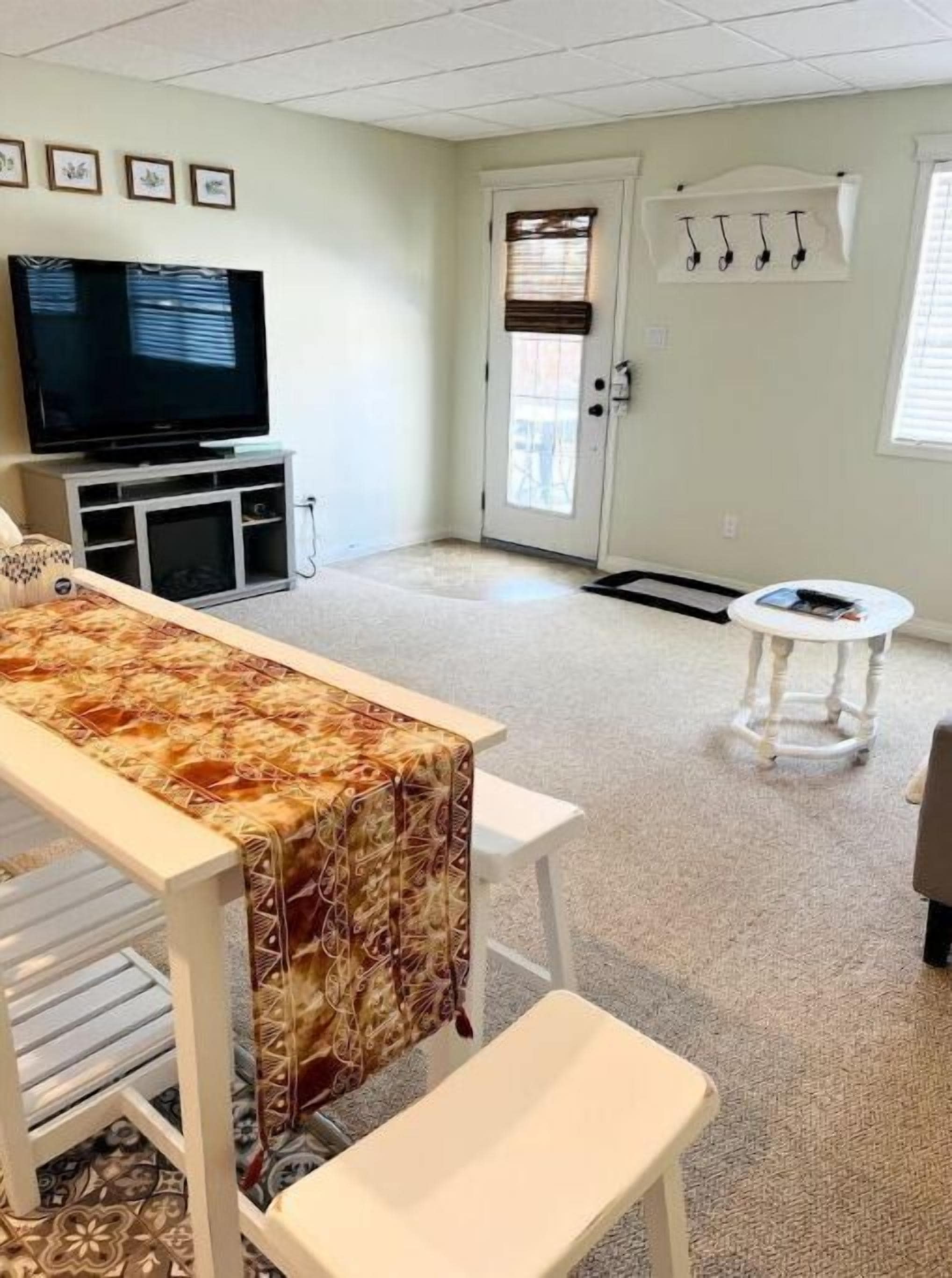 Secret Garden 1 Bedroom Suite With Parking - Medicine Hat