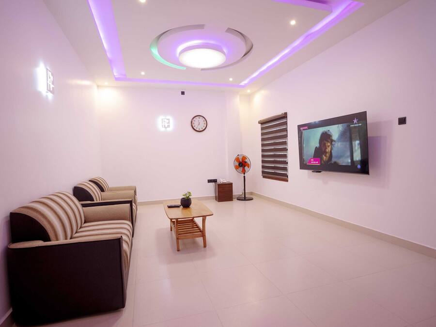 Apartamento Familiar | Sala de estar | Televisor de ecrã plano de 40 polegadas com canais via satélite