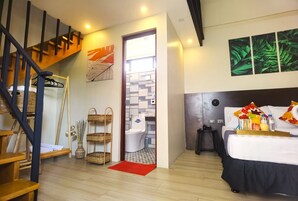 Suite | Casa de banho | Um polibã, um chuveiro fixo, sabão, champô 