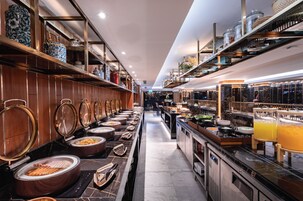 Café da manhã com buffet todos os dias (THB 950 por pessoa) 