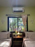 Edredons de pluma, individualmente decorados, escrivaninha