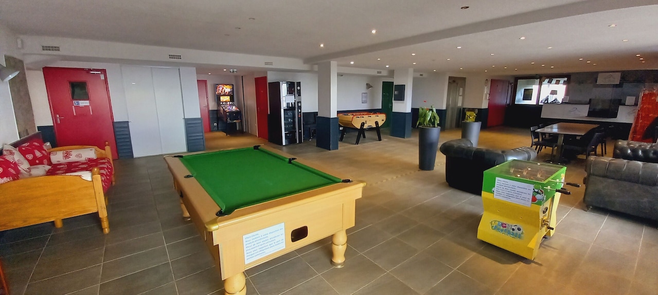 Appartement De Vacances 'Le Maevan' Avec Vue Sur Les Montagnes, Piscine Partagée Et Wi-fi - Lac Pavin