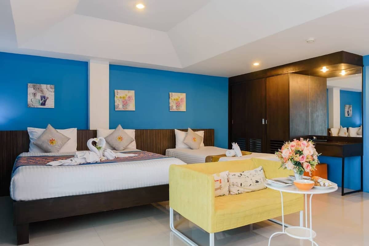 Quarto Triplo Deluxe, vista para a piscina | Casa de banho | Um polibã, um chuveiro fixo, artigos de higiene pessoal grátis 
