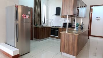 Um frigorífico/congelador grande, um micro-ondas, um forno