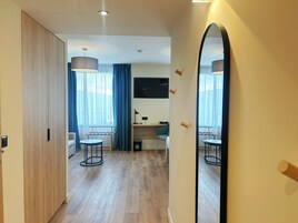 Suíte, 1 cama Queen, vista para a cidade | Cofres nos quartos, escrivaninha, cortinas blackout