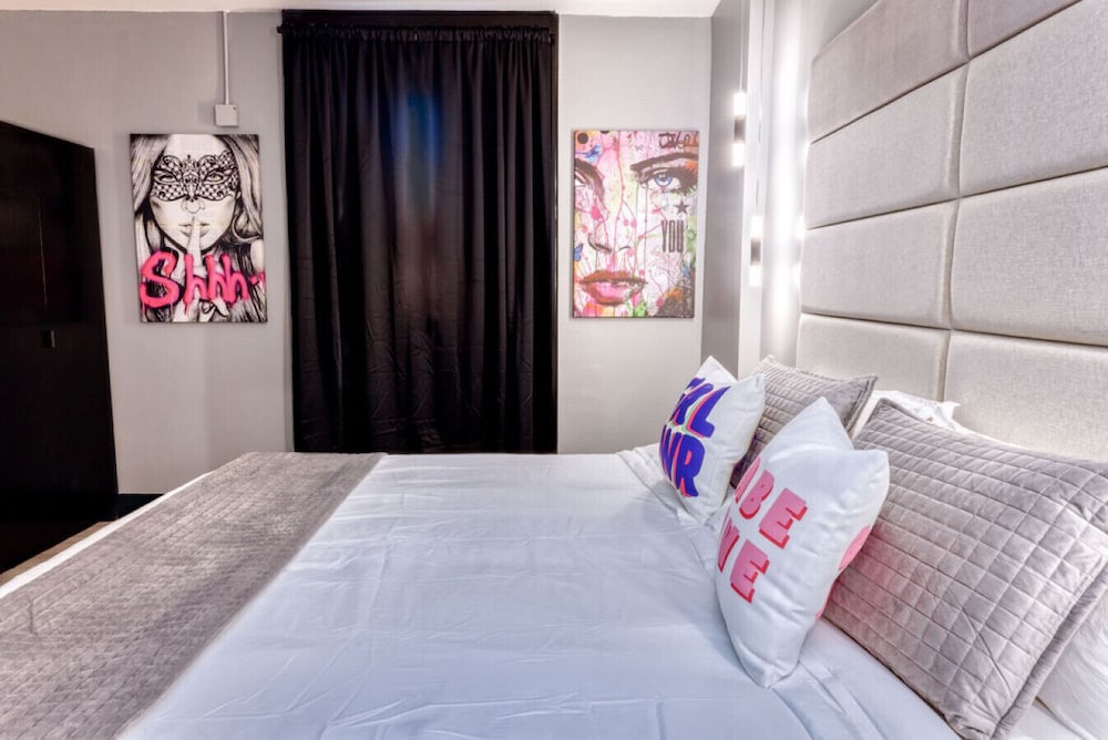 The Bella's Girls Night Suite, King Bed, Private Balcony - Biloxi, MS