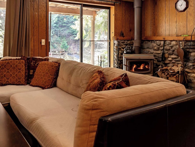 Chases River Cabin Over River Deck Hot Tub - Lake Stevens, WA