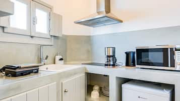 Um frigorífico, um micro-ondas, uma máquina de café expresso