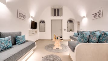 Suite Tradicional | Sala de estar | Televisor de ecrã plano de 42 polegadas com canais digitais