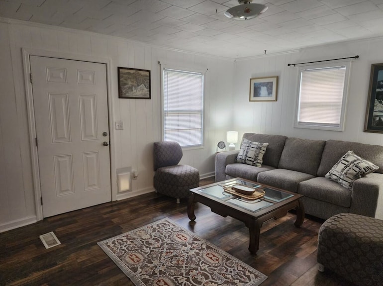 The Grove- Blue House - Virginia Occidental