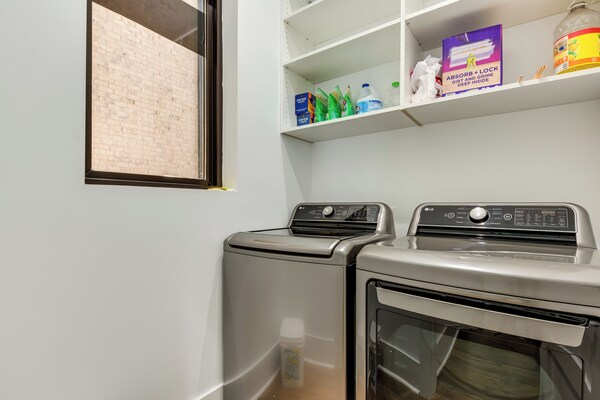 Luxury Living: High-rise Balcony 2mi To Downtown - Atlanta, GA