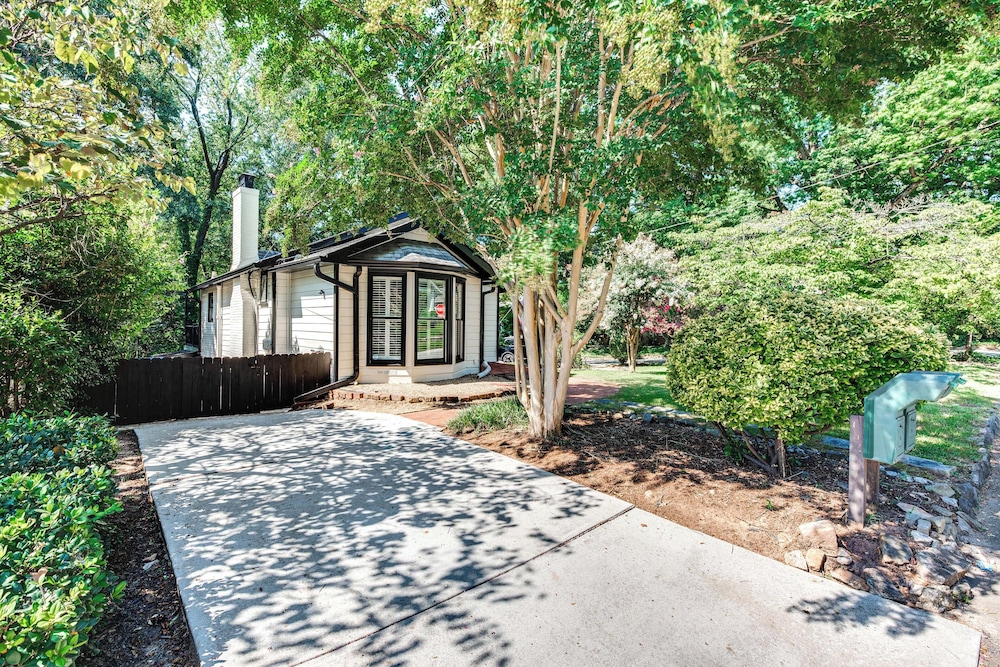 Chic Atlanta Retreat W/ Patio & Outdoor Dining! - Atlanta, GA