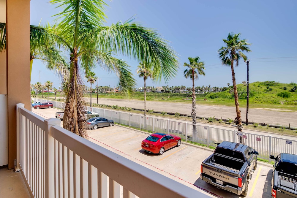 South Padre Island Condo: Walk To Beach! - South Padre Island