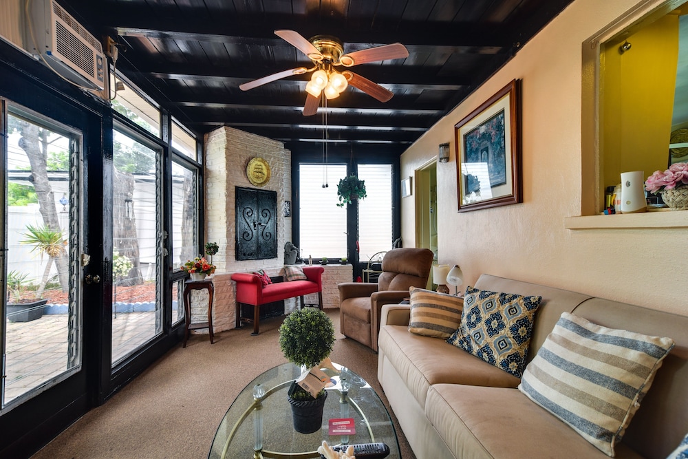 Sunny Florida Escape - Patio & Grill, Near Beaches - Madeira Beach, FL