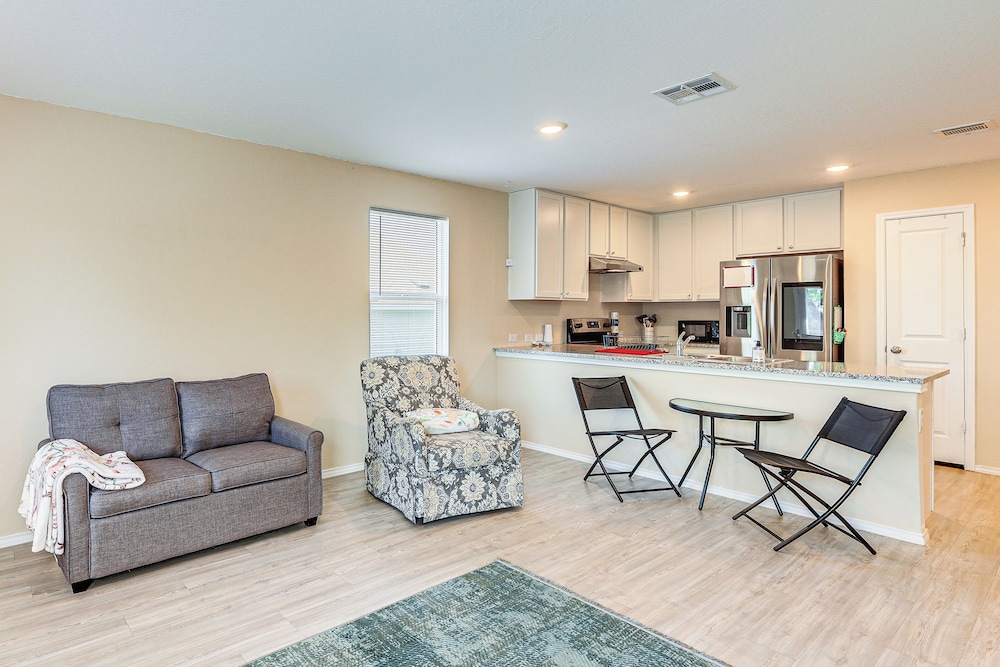 San Antonio Vacation Rental: 3 Mi To Lackland Afb - San Antonio, TX