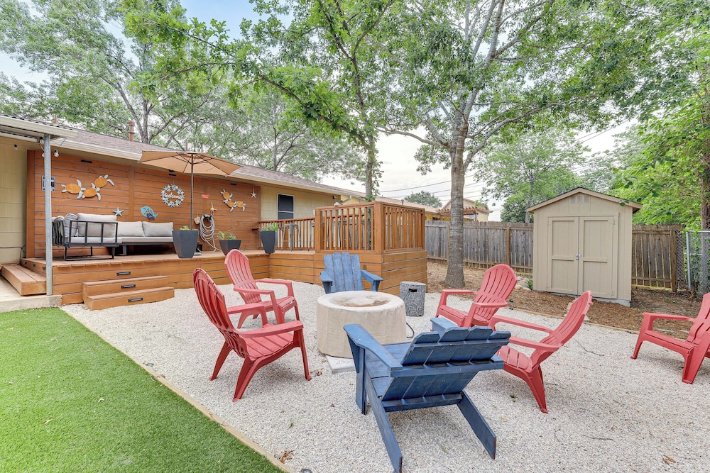 9 Mi To Downtown: Home W/ Deck In San Antonio - San Antonio, TX