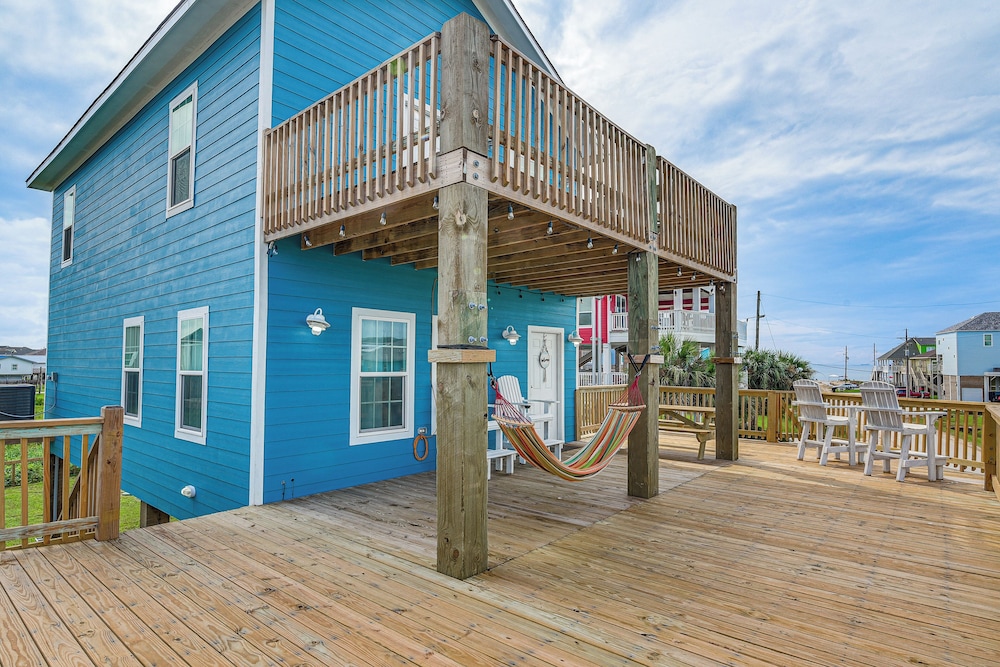 Walk To Gulf: Ocean-view Home In Crystal Beach! - Crystal Beach, TX