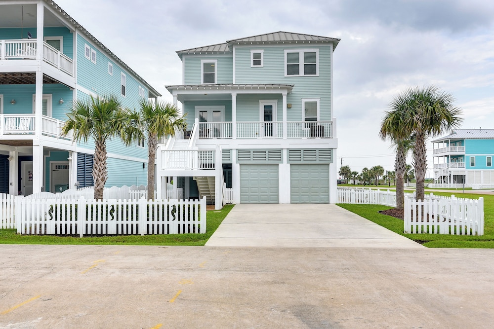 Walk To Ocean: Beach House W/ 2 Decks In Galveston - Tiki Island, TX